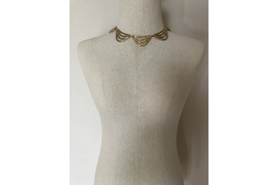 Collier rigide doré ouverte devant femme