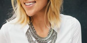 Comment porter un collier plusieurs en accumulation